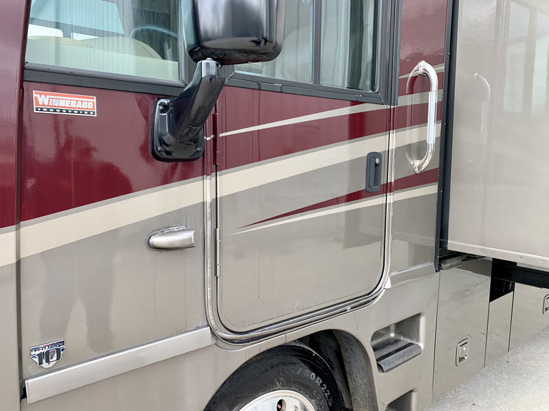 Salvage 2008 Winnebago Voyage Class A RV | X2 BUILDERS