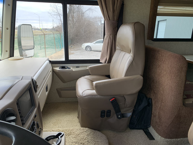 Salvage 2008 Winnebago Voyage Class A RV | X2 BUILDERS